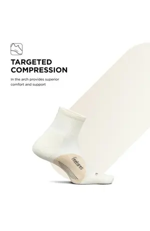FEETURES Elite Light Cushion Quarter Sport Socks With Targeted Compression - Linen
