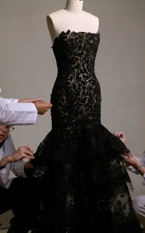 Oscar De La Renta Chrysanthemum Guipure Gown