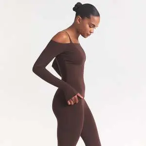 SKIMS Off The Shoulder Top | Deep Neutral | | Smooth Layers