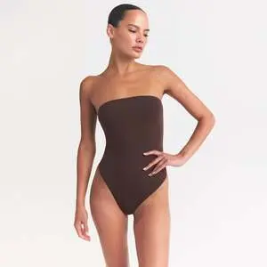 SKIMS Strapless Bodysuit In Deep Neutral - Cocoa