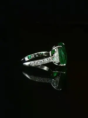 HYT JEWELRY Emerald And Diamond Ring In 18k White Gold