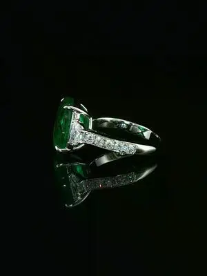 HYT JEWELRY Emerald And Diamond Ring In 18k White Gold