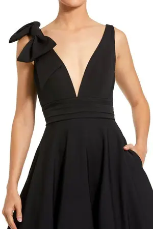 Mac Duggal Sleeveless Plunge Neck Ball Gown With Bow Detail - Black
