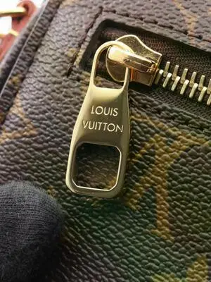 LOUIS VUITTON Pochette Metis Handbag
