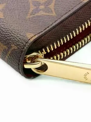 LOUIS VUITTON 2010s Zippy Wallet