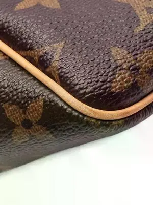 LOUIS VUITTON 2006 Batignolles Monogram Handbag