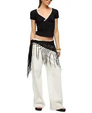 EDIKTED Yulenna Contrast V Neck Top