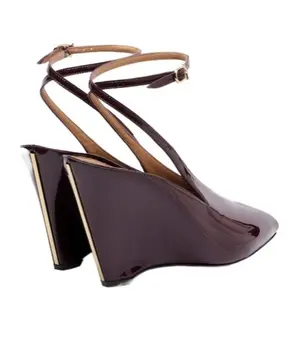 FERRAGAMO Versatile Glossy Leather Sandals