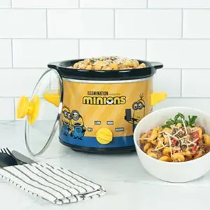 UNCANNY BRANDS Despicable Me Minions 2-quart Slow Cooker