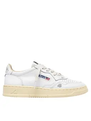 AUTRY Medalist Low Sneaker With Perforated Toe And Embroidered Detail - Silver