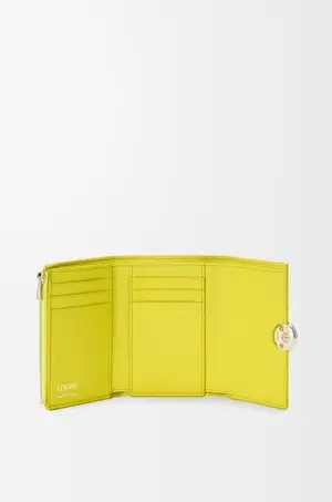 Loewe Pebble Small Vertical Wallet In Ostrich - Lemon