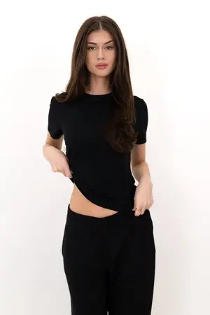 ON/OFF ESSENTIALS ON/OFF Essentials The Everyday Tee Black
