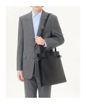 Valentino Garavani Antibes Medium Tote Bag In Grained Leather