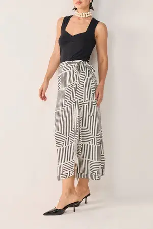 REISTOR Sweetheart Neck Top