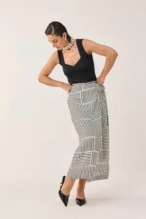 REISTOR Sweetheart Neck Top
