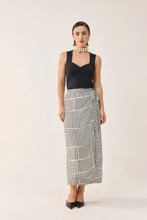 REISTOR Sweetheart Neck Top