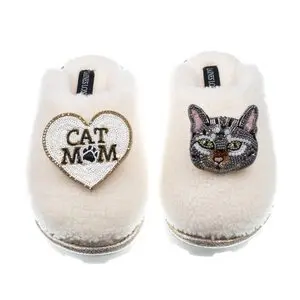 LAINES LONDON Teddy Closed Toe Slippers With Cat And Cat Mum Brooches - White