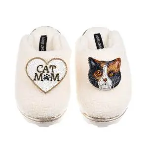 LAINES LONDON Teddy Towelling Closed Toe Slippers With Cat Brooches - White