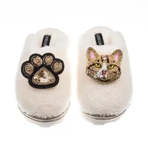 LAINES LONDON Teddy Towelling Slippers With Cat And Paw Brooches - White