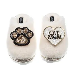LAINES LONDON Teddy Towelling Closed Toe Slippers With Paw And Cat Mom Brooches - White