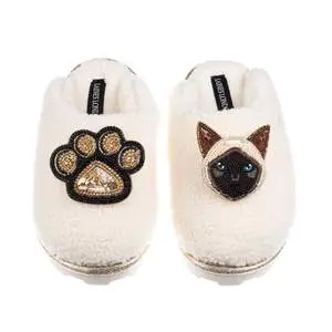 LAINES LONDON Teddy Towelling Slippers With Siamese Cat And Paw Brooches - White