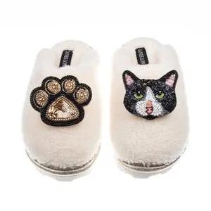 LAINES LONDON Laines London Teddy Towelling Slippers With Oreo Cat And Paw Brooches White
