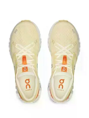On X 4 Sneakers