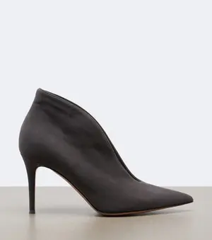 GIANVITO ROSSI Vania Suede Pumps