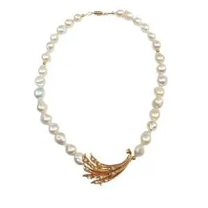 WAY TO CHIC Pearl Necklace With Antique Sea-inspired Brooch - White