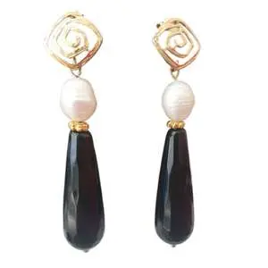 WAY TO CHIC Black / White Pearl & Black Agate Stud Earrings - Black/white
