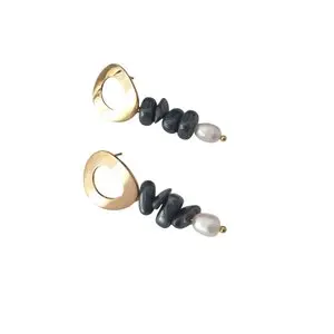 WAY TO CHIC Black / Gold Hematite & Pearl Earrings On Gold Plated Disc Studs - Black/gold