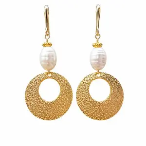 WAY TO CHIC White / Gold White Pearl Drop & Gold Disc Earrings - White/gold