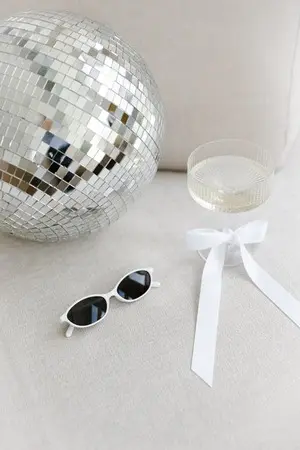 UNTAMED PETALS Icon Sunnies