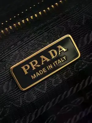 Prada Re-edition 2005 Shoulder Bag - Black