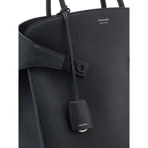 FERRAGAMO Leather Tote Bag With Logo Print And Clasp Fastening - Black