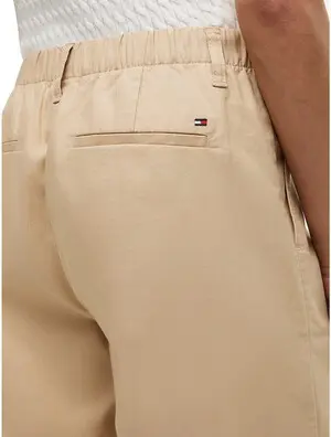 Tommy Hilfiger Lightweight Chinos With Flat Front And Elasticated Waist - Clayed Pebble