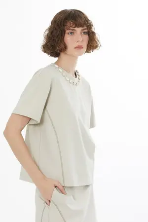 GIZIA Topstitched Embroidered T-shirt