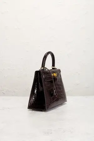 Hermès Shiny Alligator Kelly 25 Sellier Handbag In Brown
