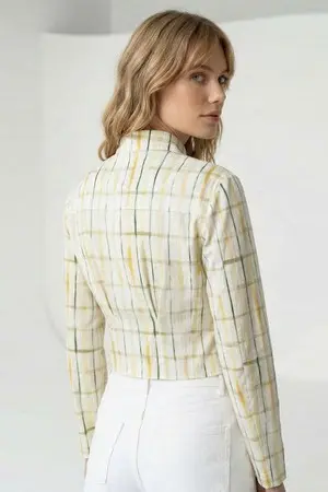 EXQUISE Floriana Long Sleeve Cropped Shirt
