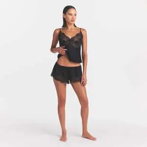 SKIMS Lace Cami Top | Black | | Silk