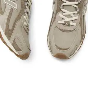 NEW BALANCE 204l Low Top Sneakers