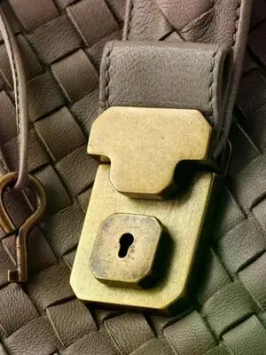 Bottega Veneta Roma Bag Intrecciato Nappa Medium Tote Bag - Neutrals