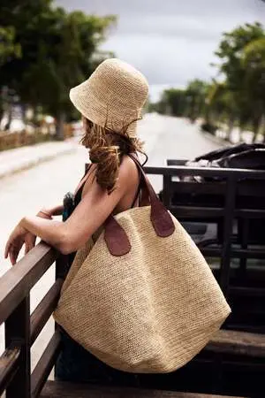 I BELIV Rio Tea Raffia Crochet Bag
