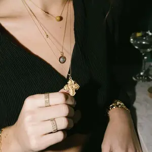 &LIVY Cross Expandable Necklace