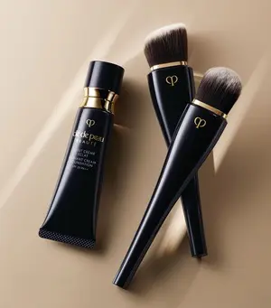 CLE DE PEAU BEAUTE Radiant Cream Foundation