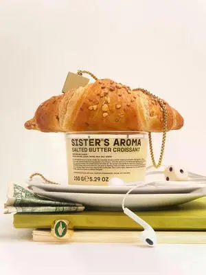SISTER’S AROMA Salted Butter Croissant Candle - Neutrals