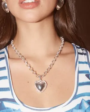 EMMA PILLS Hot Heart Chain