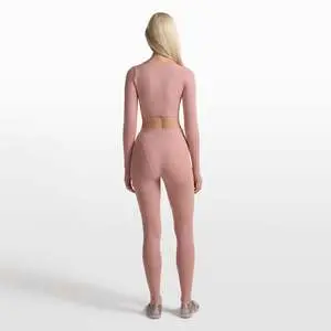 SKIMS V Panel 28" Legging | Pink | | Nike Weightless Layers