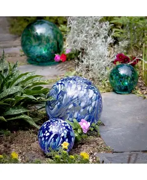 UNCOMMON GOODS Solar Garden Globe Lights