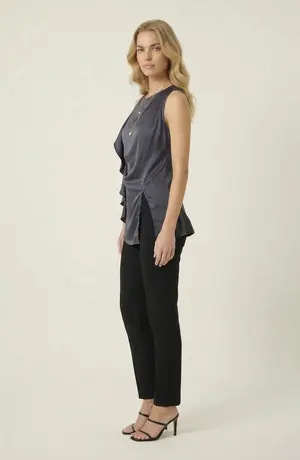 MODENAIRE Sleeveless Asymmetric Ruffle Blouse